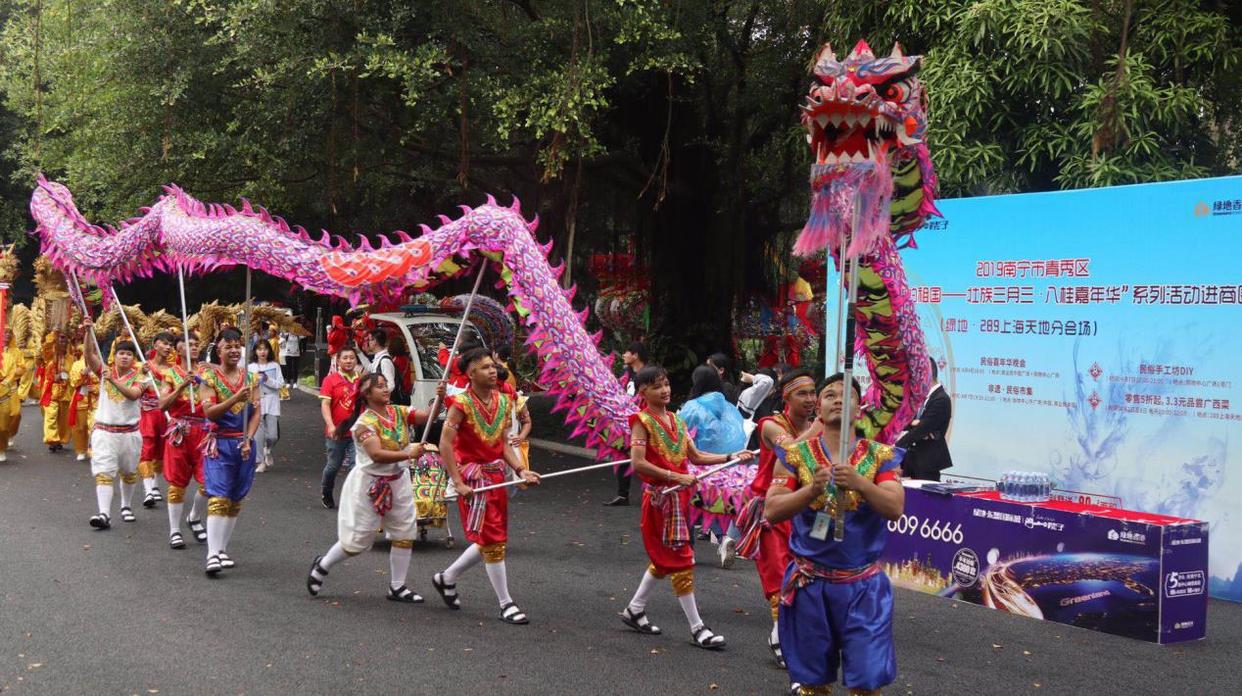 Dragon Teams from China and Thailand performed a showdown for Guangxi ...