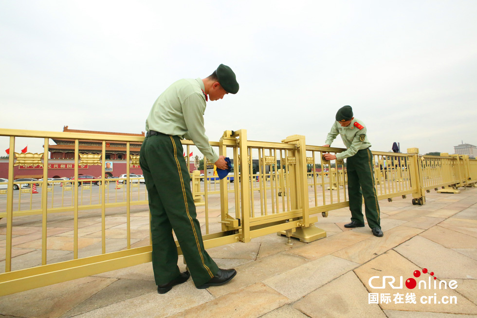 【喜迎十九大】300余名武警官兵清扫天安门广场-国际在线