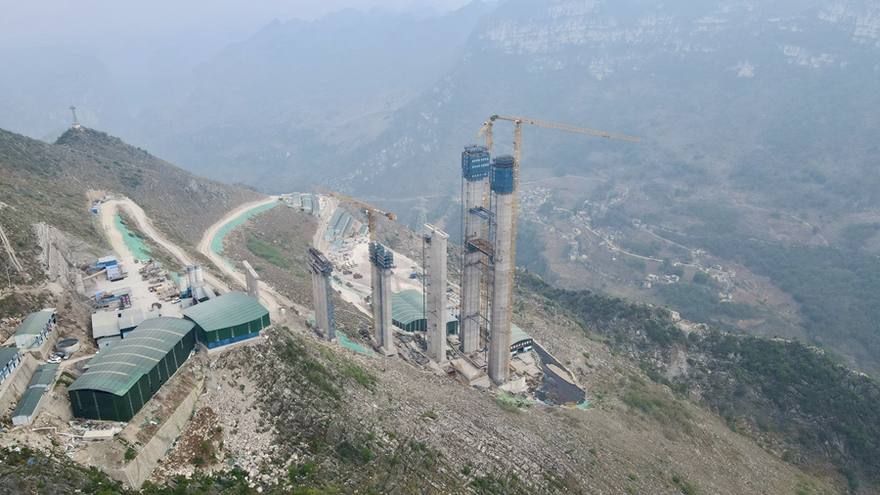 Steadily Progressing Construction of World-class Huajiang Canyon Bridge ...