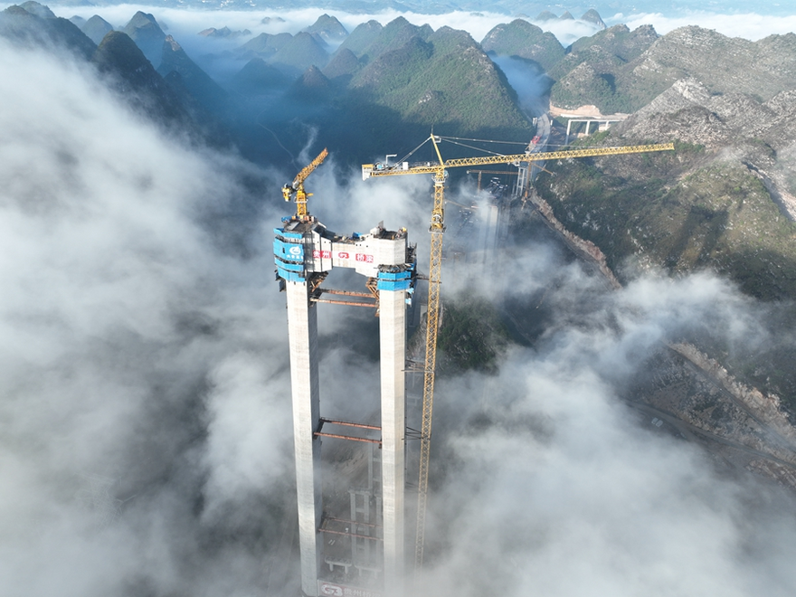Steadily Progressing Construction of World-class Huajiang Canyon Bridge ...