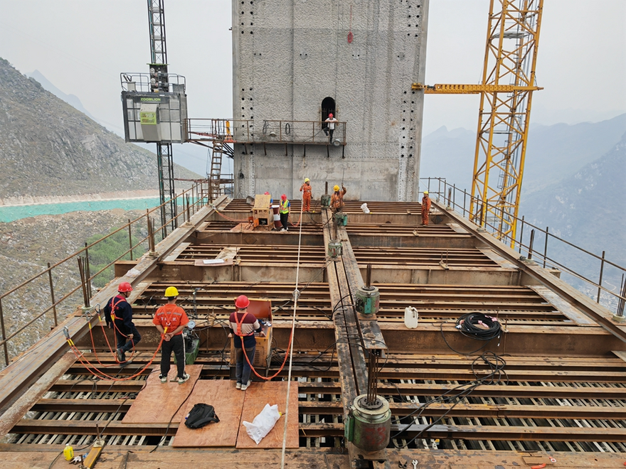 Steadily Progressing Construction of World-class Huajiang Canyon Bridge ...