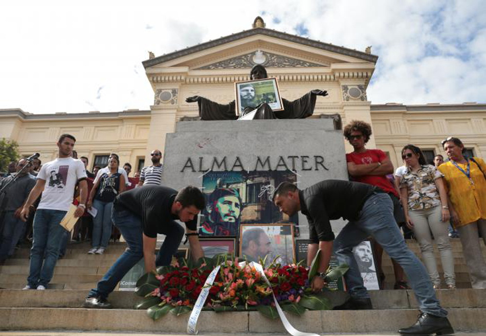 古巴青年上街悼念菲德尔•卡斯特罗(组图)-国际在线