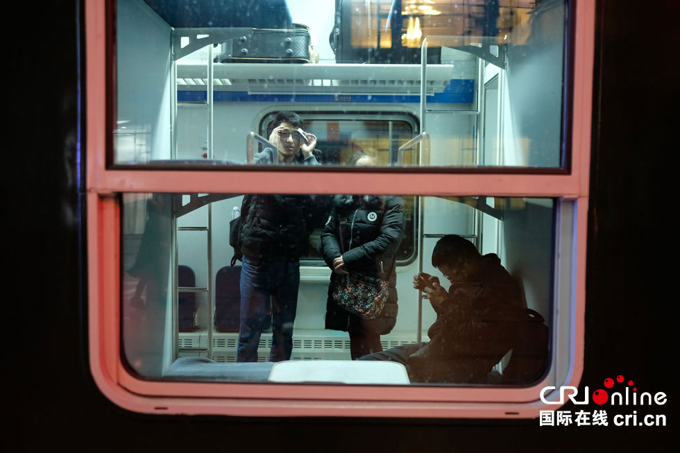 2017春运大幕拉开 北京首发列车正点始发 (组图)-国际在线