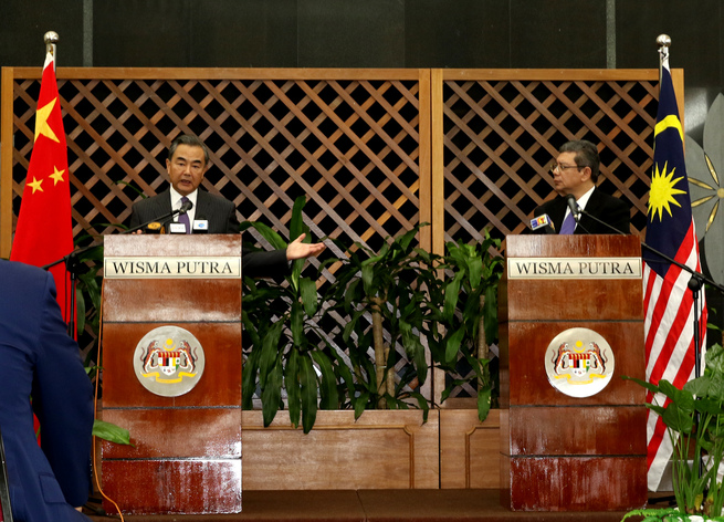 王外交部長、マレーシア外相と会談_中国国際放送局