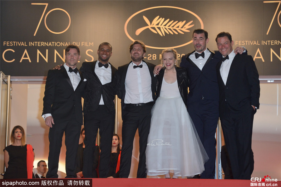 《自由广场》首映红毯 男星手脚并用爬红毯画风清奇 - 国际在线移动版