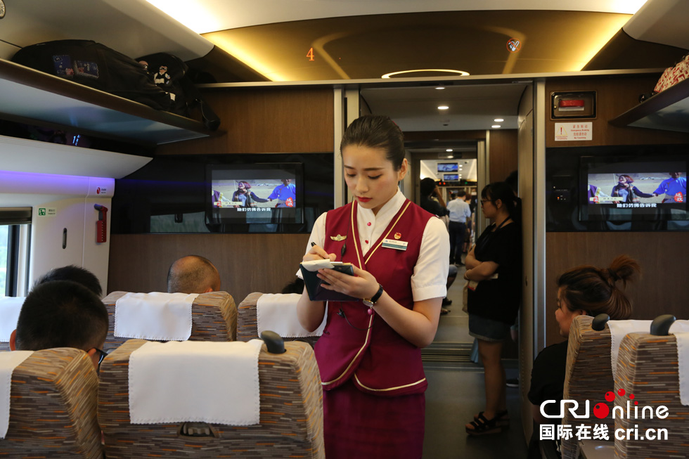 “纯中国血统”动车组“复兴号”双向首发(高清组图)-国际在线